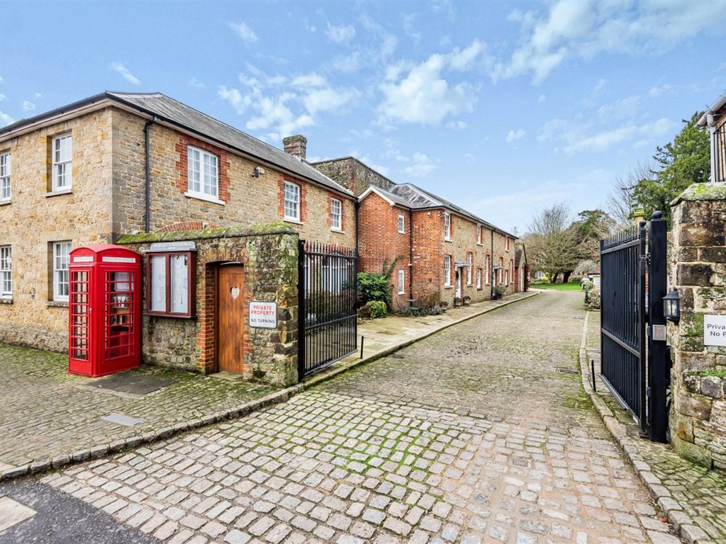 2 bed flat for sale in North Street, Midhurst GU29, £250,000 - Zoopla