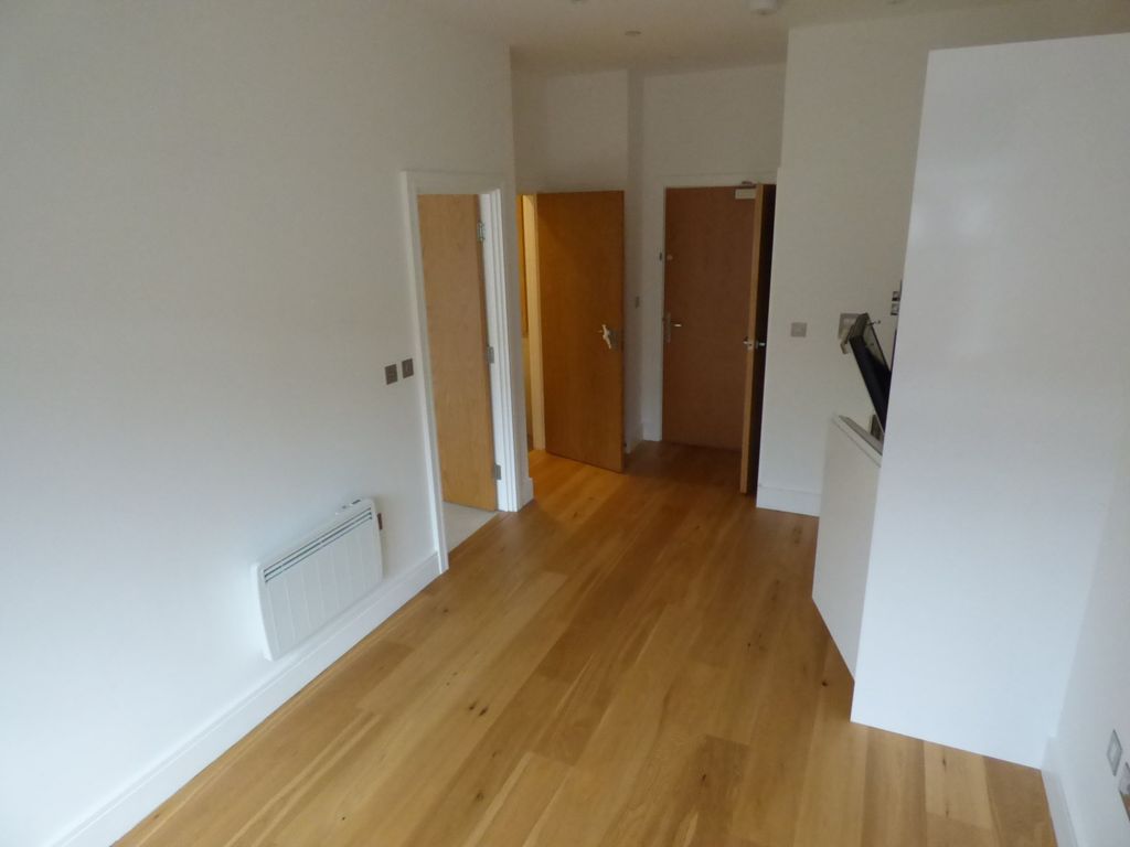 1 bed flat to rent in Flowers Way, Luton LU1, £1,050 pcm - Zoopla