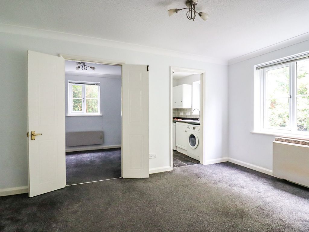 1 bed flat for sale in Worcester Gardens, Slough SL1, £160,000 - Zoopla