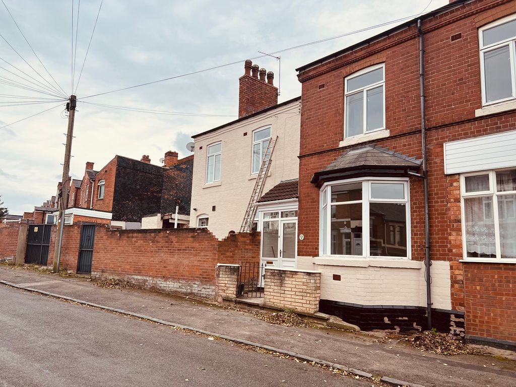 4 bed semi-detached house to rent in Reginald Road, Smethwick B67, £ ...