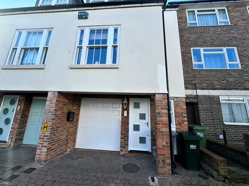 2 Bed Terraced House To Rent In York Road Eastbourne Bn21 £1 350 Pcm