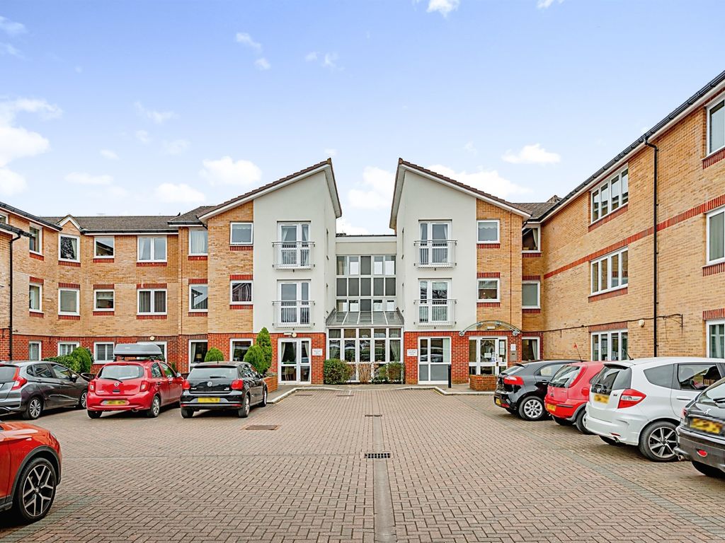 1 bed flat to rent in Millfield Court, Crawley RH11, £900 pcm - Zoopla
