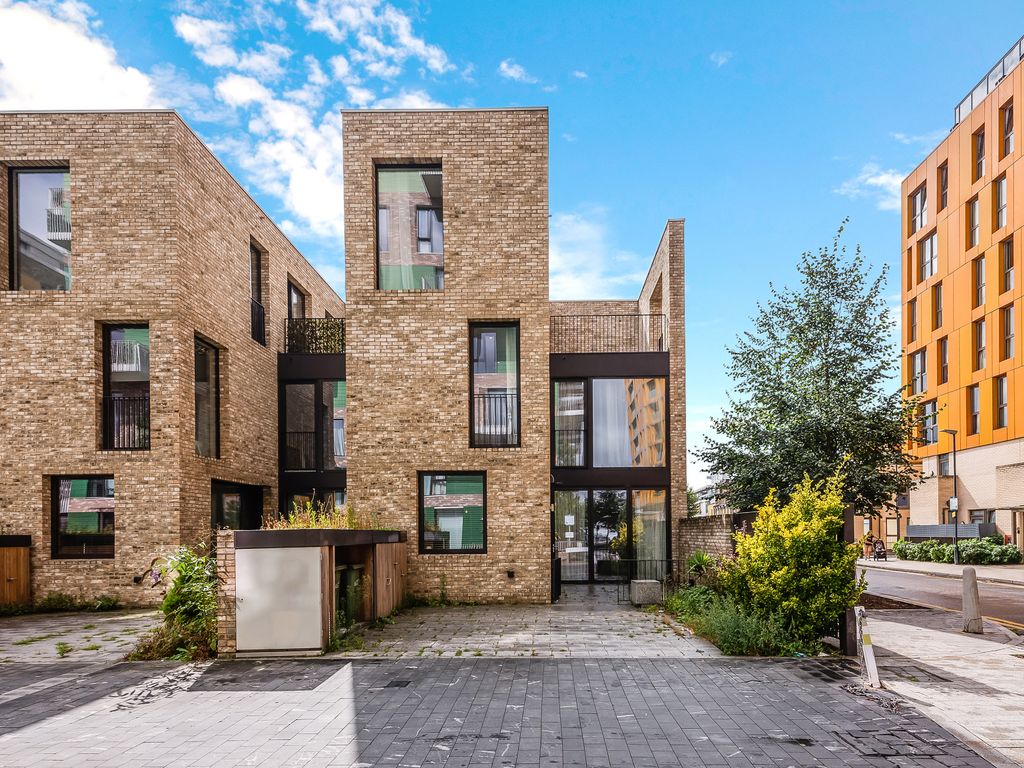 3 bed town house to rent in Cyrus Field Street, London SE10, £3,200 pcm ...
