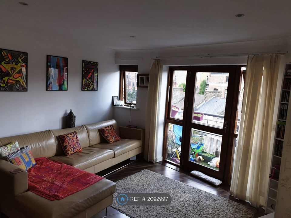 Room to rent in Morris Rd, London E14, £1,000 pcm - Zoopla