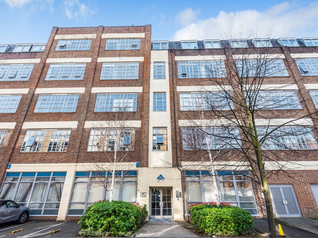 3 bed flat to rent in Peckham Grove, London SE15, £3,000 pcm - Zoopla