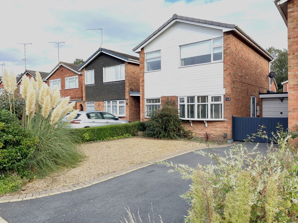 3 Bed Link Detached House For Sale In Burges Grove Woodloes Park