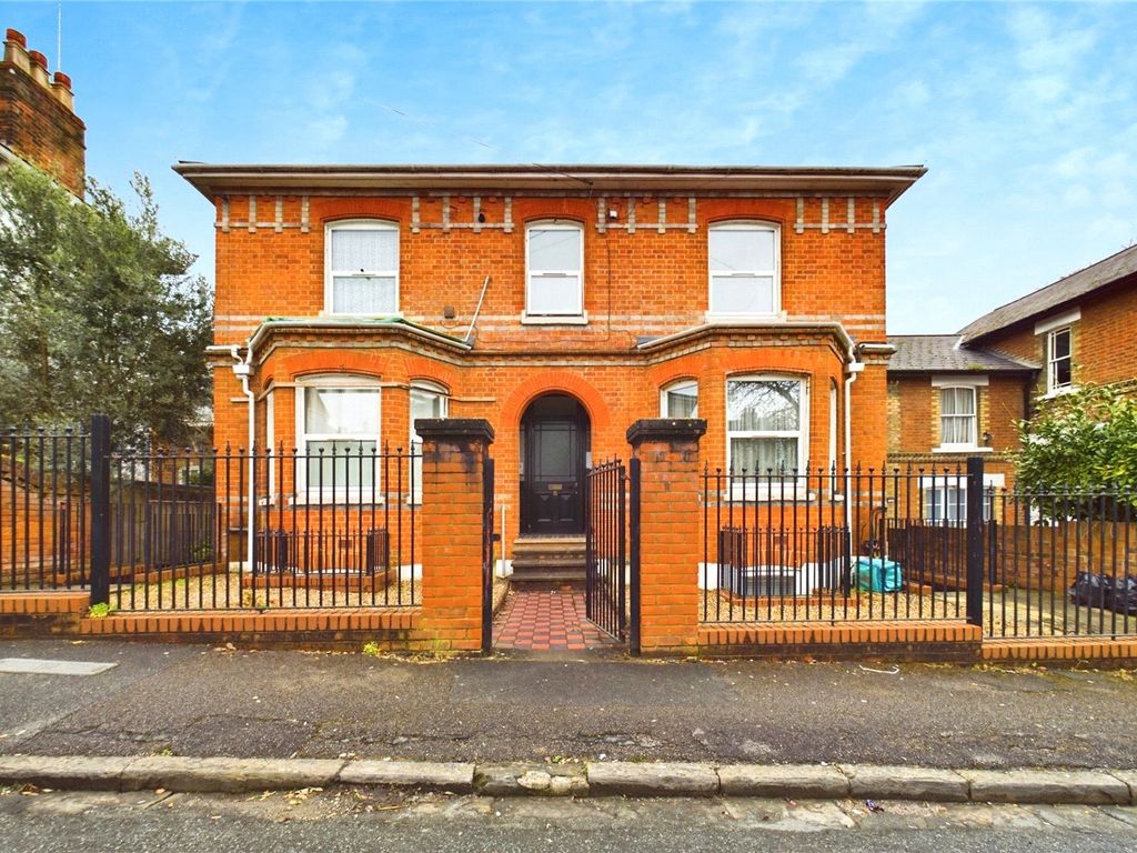 2 bed flat to rent in Brunswick Hill, Reading, Berkshire RG1, £1,300 pcm - Zoopla