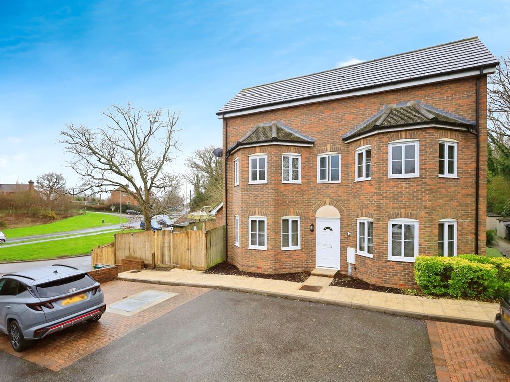 4 bed end terrace house for sale in Nightingale Close, Polegate BN26, £ ...