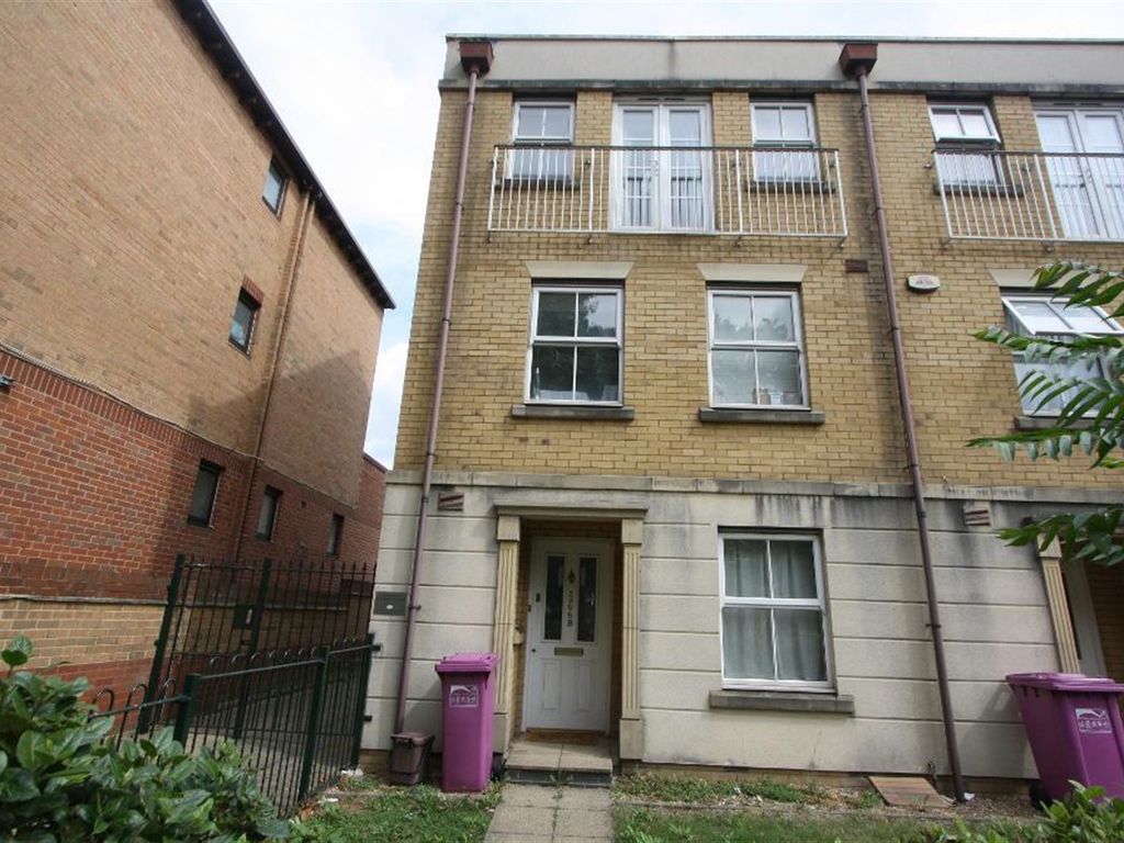 1 bed semi-detached house to rent in Manchester Road, London E14, £800 ...