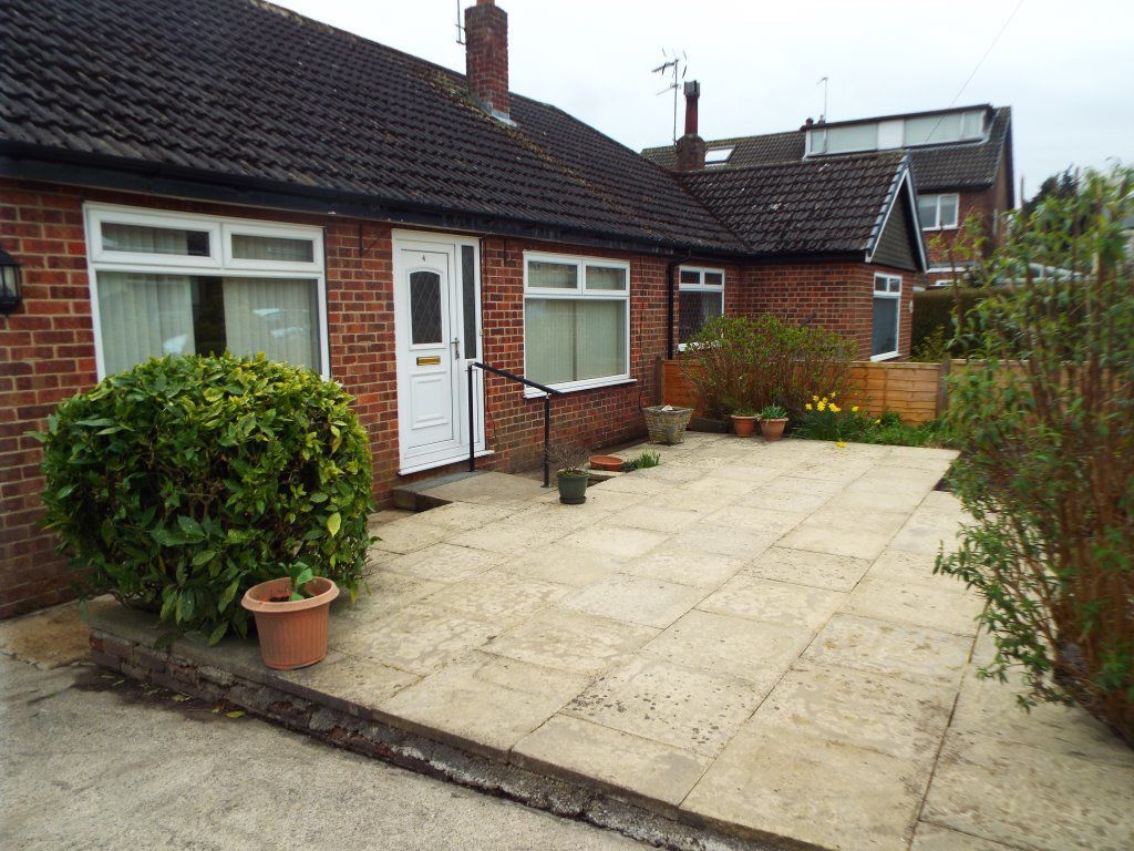 2 bed bungalow to rent in Moorland Close, Harrogate HG2, £895 pcm - Zoopla