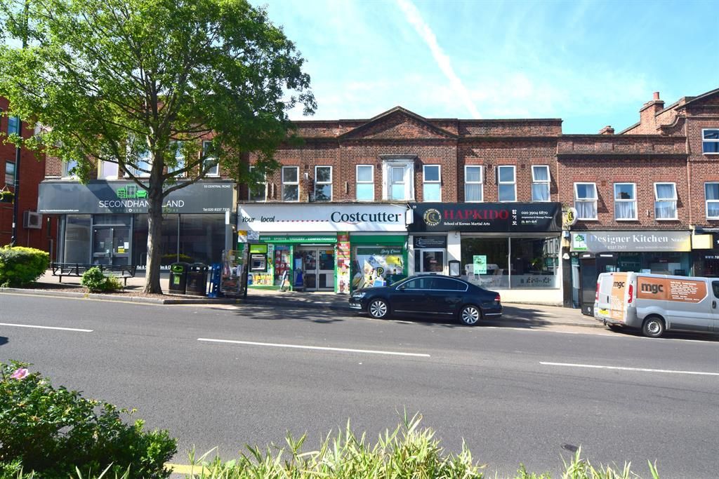 2 bed flat for sale in Central Road, Worcester Park KT4, £240,000 - Zoopla