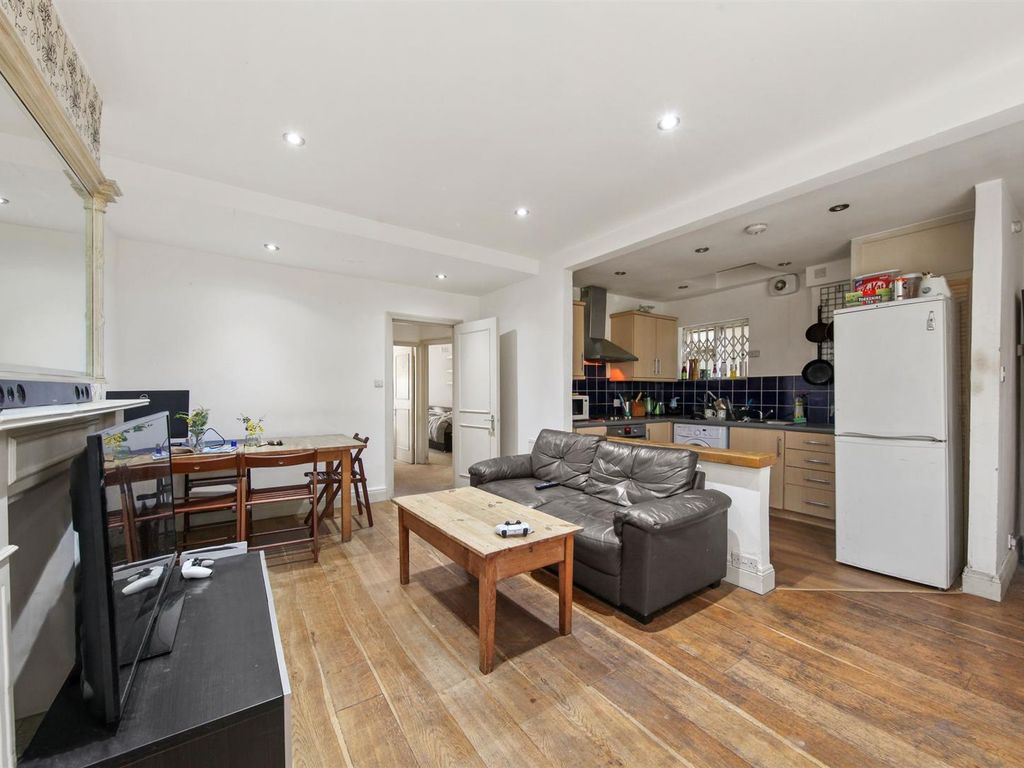 2 bed flat for sale in South Lambeth Road, London SW8, £525,000 - Zoopla
