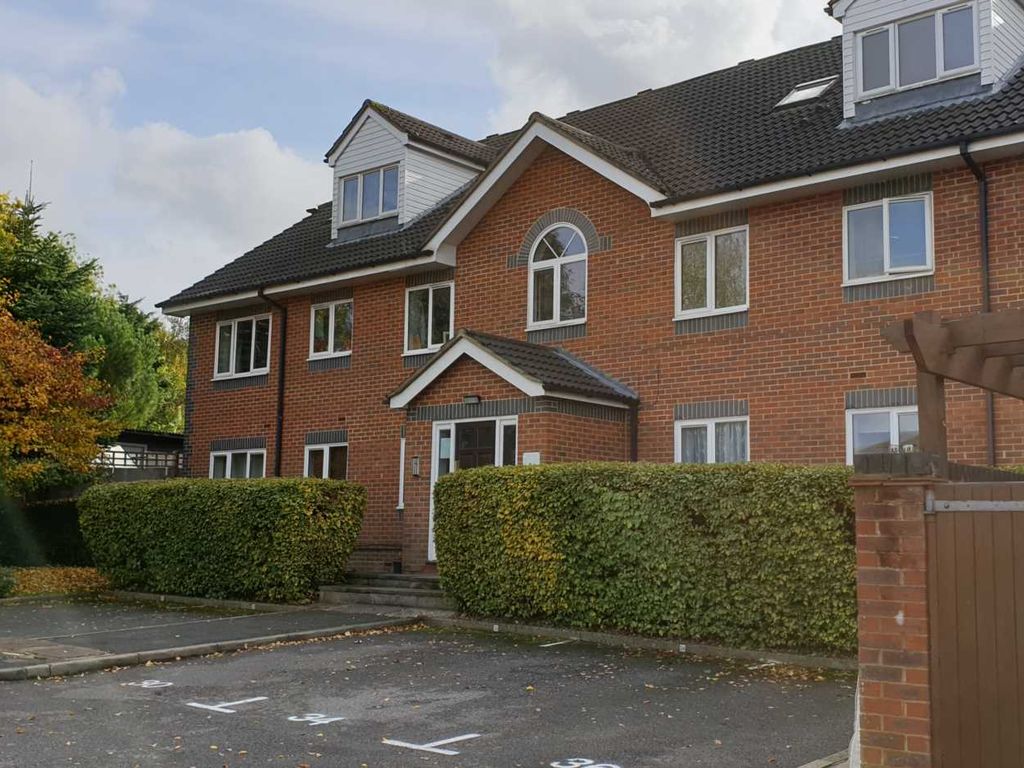 2 Bed Flat To Rent In Gade Close Rickmansworth Road Watford Wd18 £