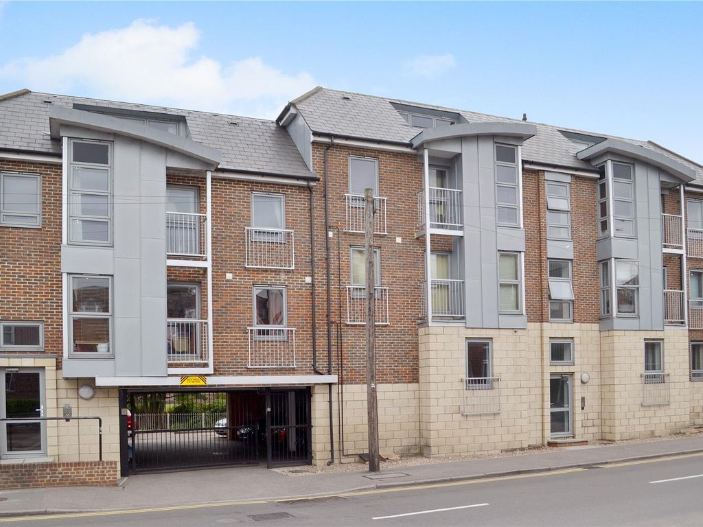 2 bed flat to rent in Walnut Tree Close, Guildford GU1, £1,600 pcm - Zoopla
