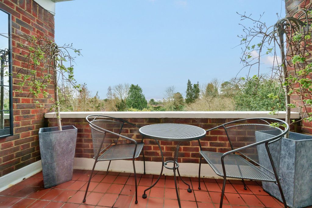 2 bed flat for sale in Bulstrode Court, Gerrards Cross, Buckinghamshire ...