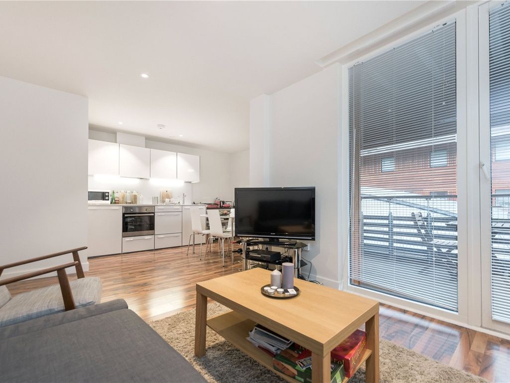 1 bed flat to rent in Hillside, London NW10, £1,600 pcm - Zoopla