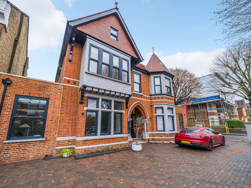 2 bed flat for sale in Gordon Road, London W13, £599,950 - Zoopla