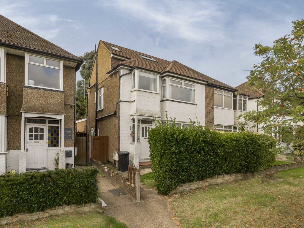 3 bed flat for sale in Great North Way, London NW4, £375,000 - Zoopla