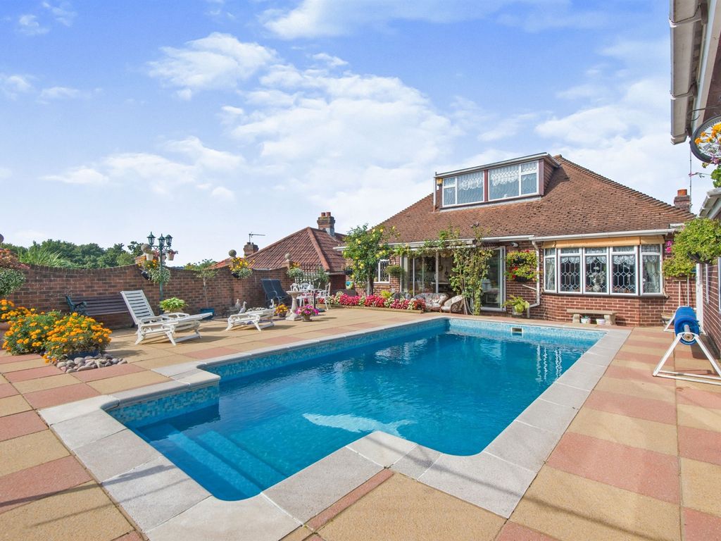 2 bed bungalow for sale in Downton Road, Southampton SO18 - Zoopla