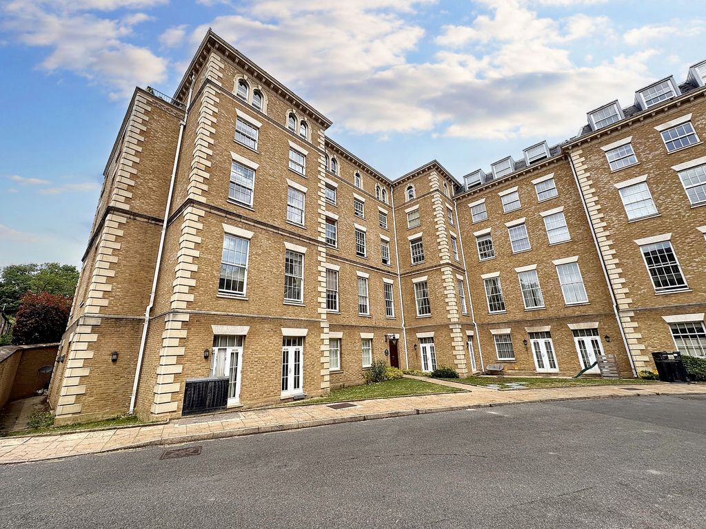2 bed flat for sale in Royal Drive, London N11, £425,000 - Zoopla