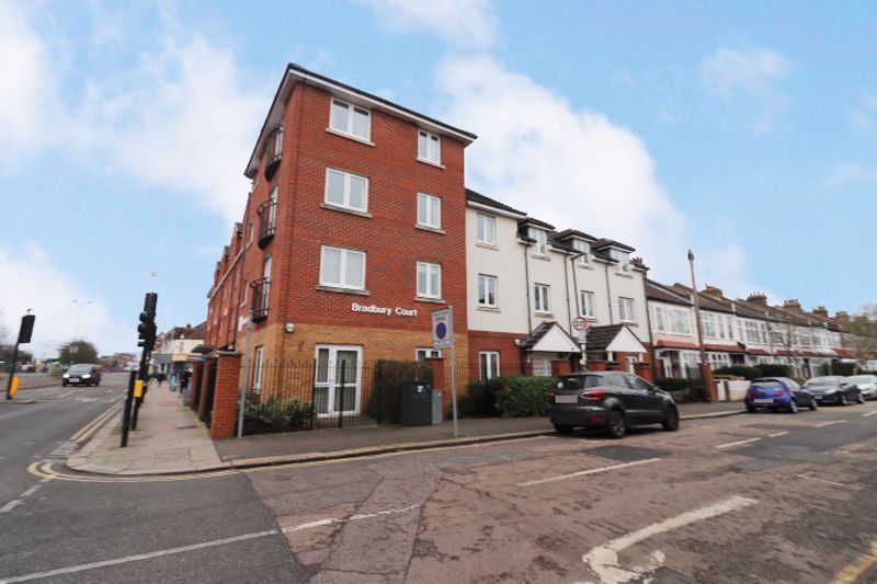 2 bed flat for sale in Bradbury Court, Raynes Park SW20 - Zoopla