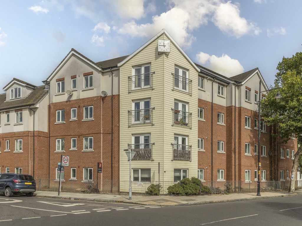 2 bed flat to rent in Symons Close, London SE15, £1,750 pcm - Zoopla