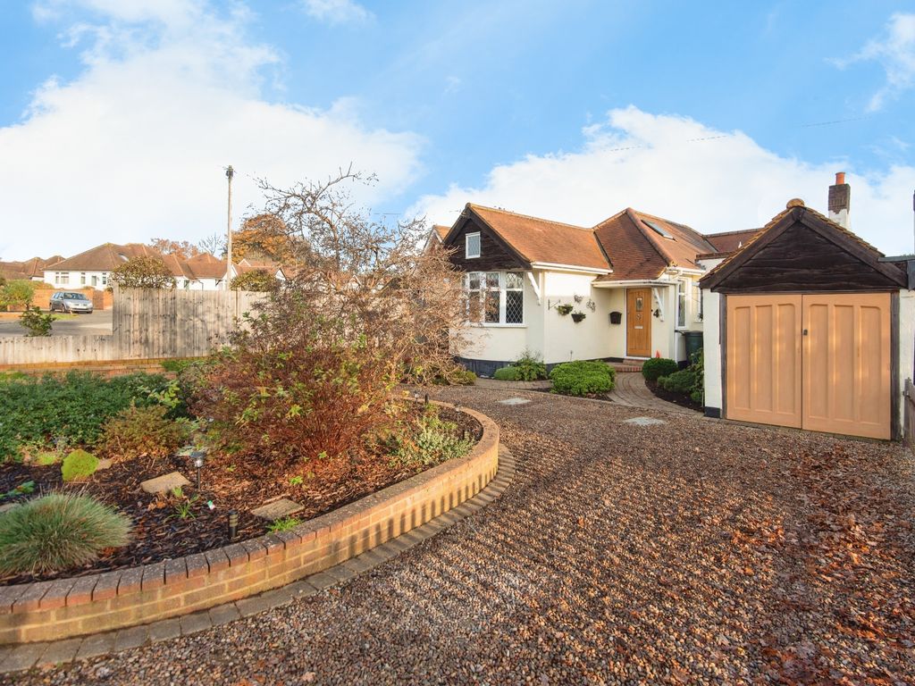 4 bed bungalow for sale in The Warren, Worcester Park KT4, £800,000 - Zoopla