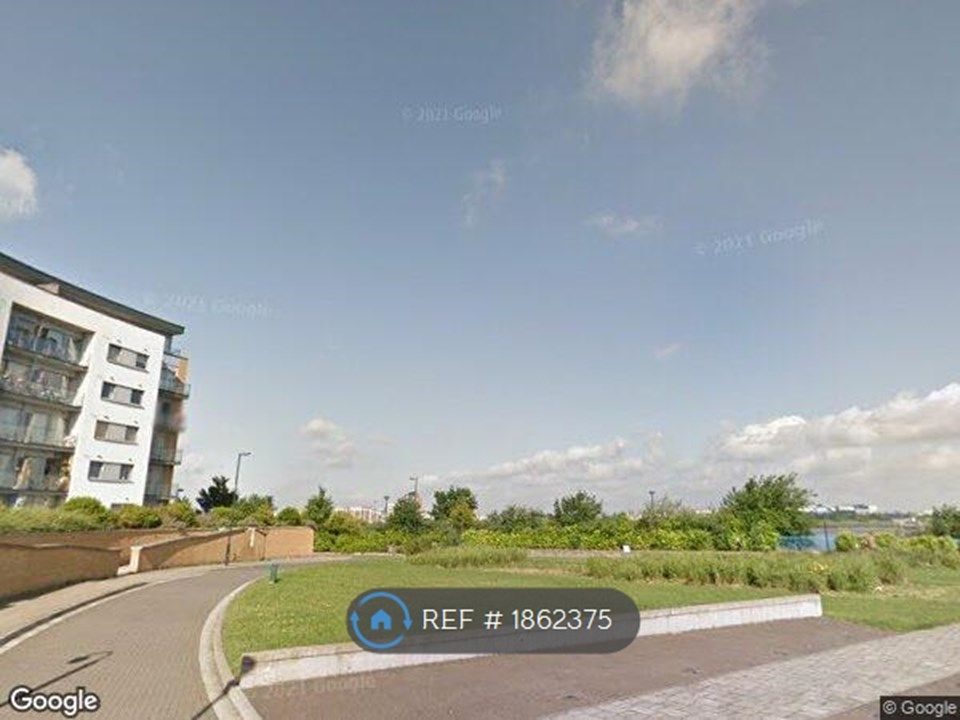 2 bed flat to rent in Tideslea Path, London SE28, £1,700 pcm - Zoopla