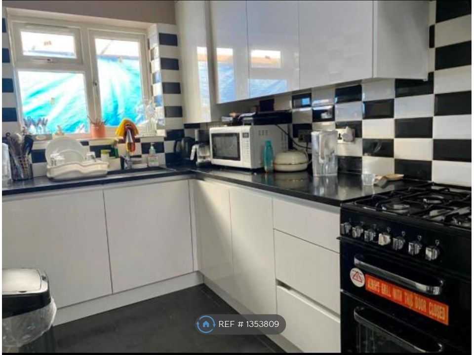 Room to rent in Cumberland Avenue, Slough SL2 - Zoopla