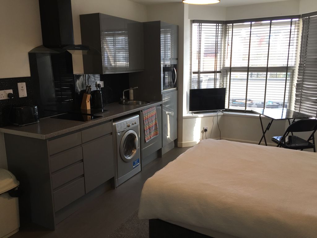 Studio to rent in Reliance Way, Oxford OX4, £800 pcm - Zoopla
