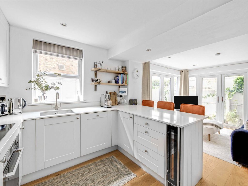 2 bed flat for sale in Mablethorpe Road, Fulham, London SW6, £700,000 ...