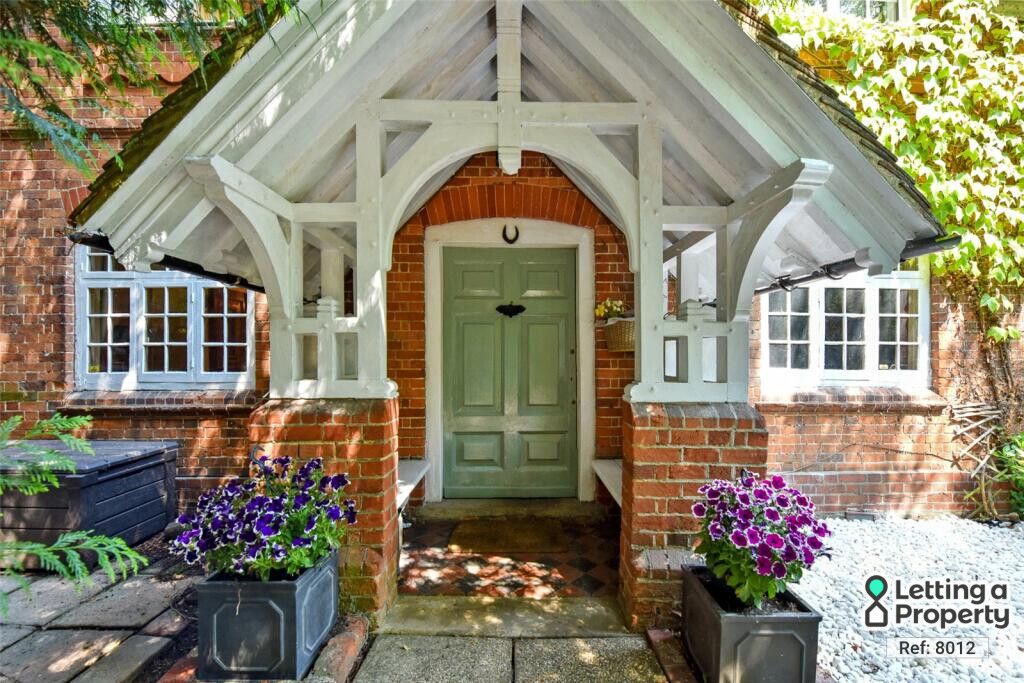 4 bed detached house to rent in Bath Road, Bath Road, Knowl Hill ...