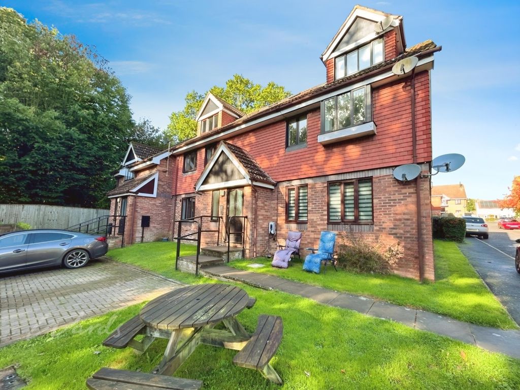 2 bed flat to rent in Porters Close, Petteridge Lane, Matfield ...