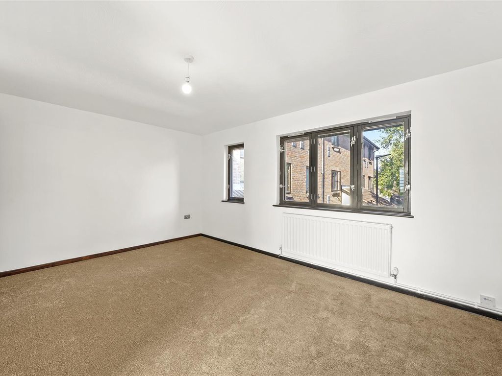 Studio to rent in Braybourne Drive, Isleworth TW7, £1,200 pcm - Zoopla