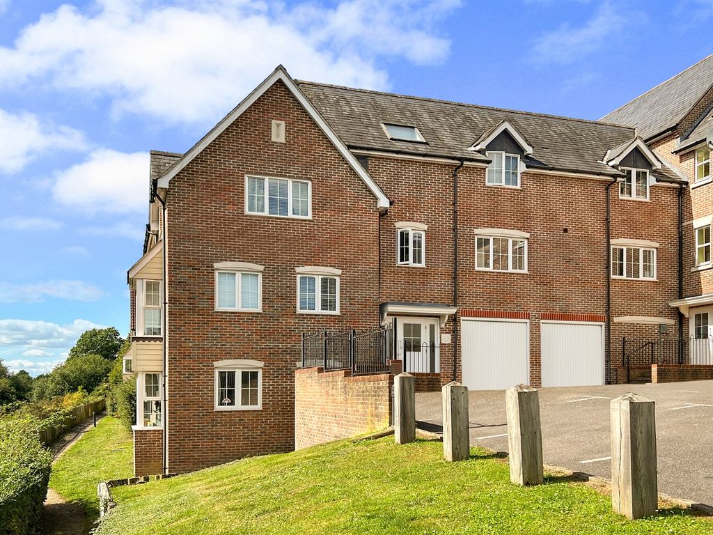 2 bed flat for sale in Harwood Close, Codmore Hill, Pulborough, West ...