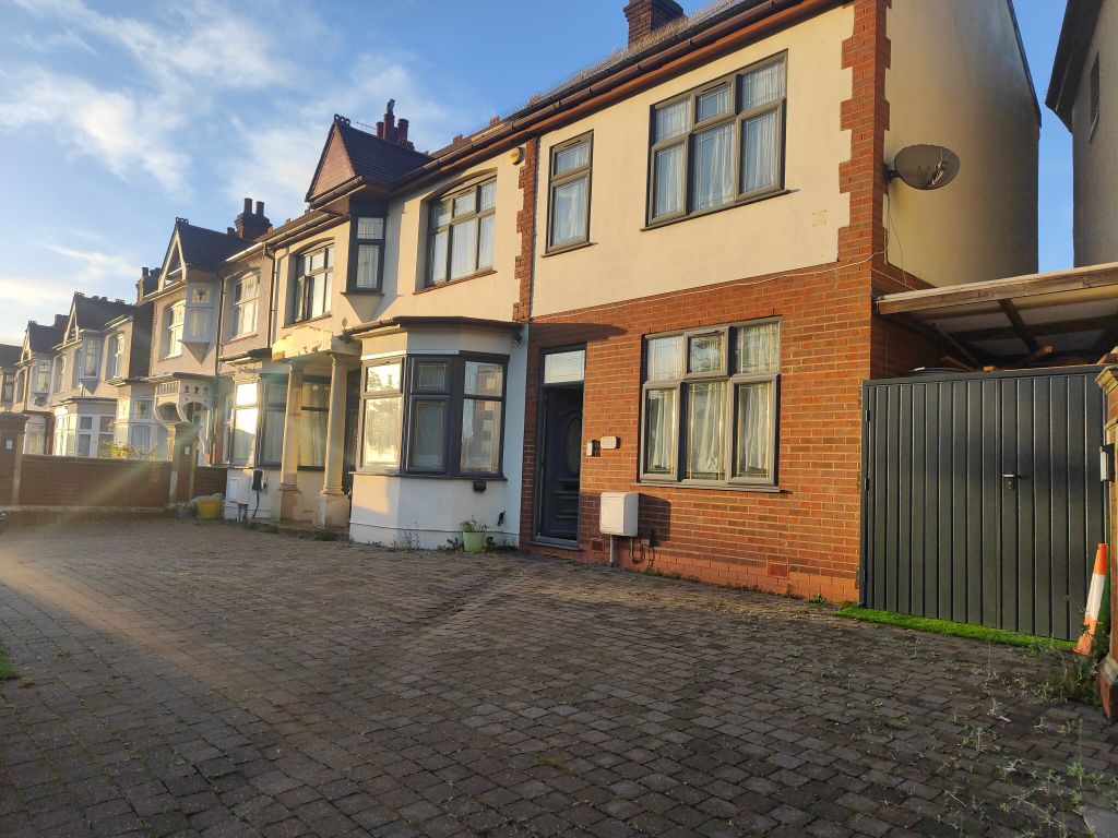 2 Bed Semi Detached House To Rent In Eastern Avenue Ilford Essex Ig4