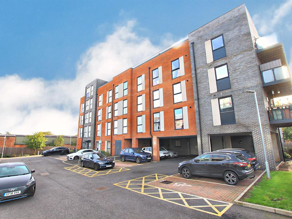 1 bed flat for sale in Carter Court, Gilding Way, Southall UB2, £70,000 ...