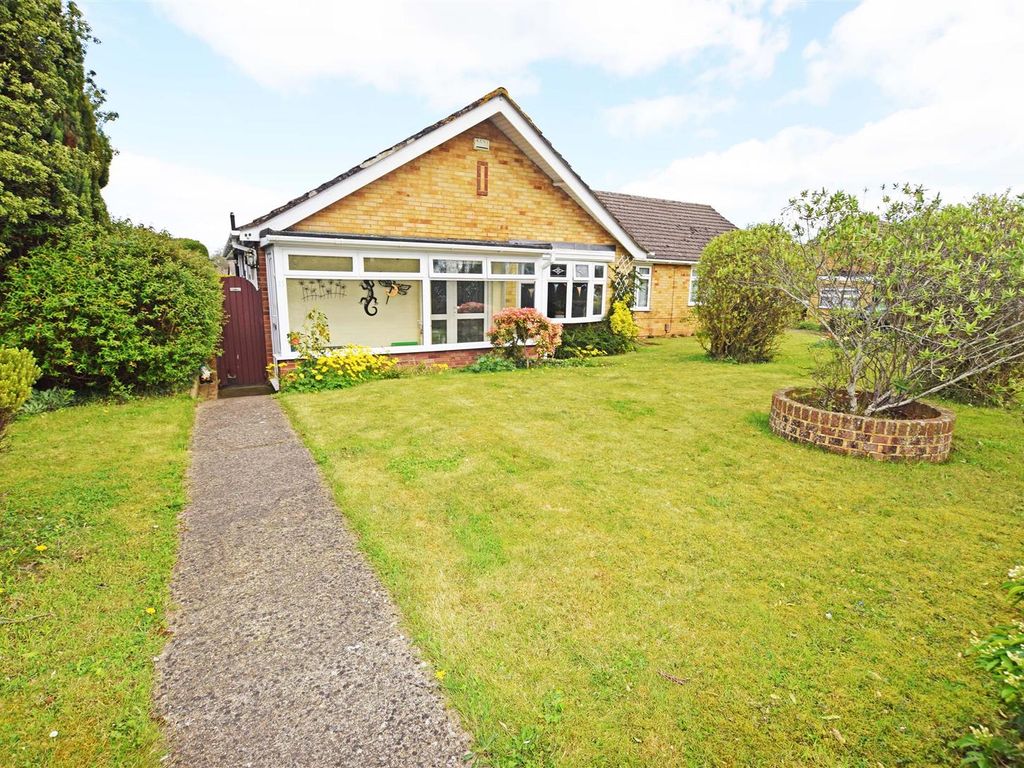 3 Bed Semi Detached Bungalow For Sale In Drewery Drive Rainham