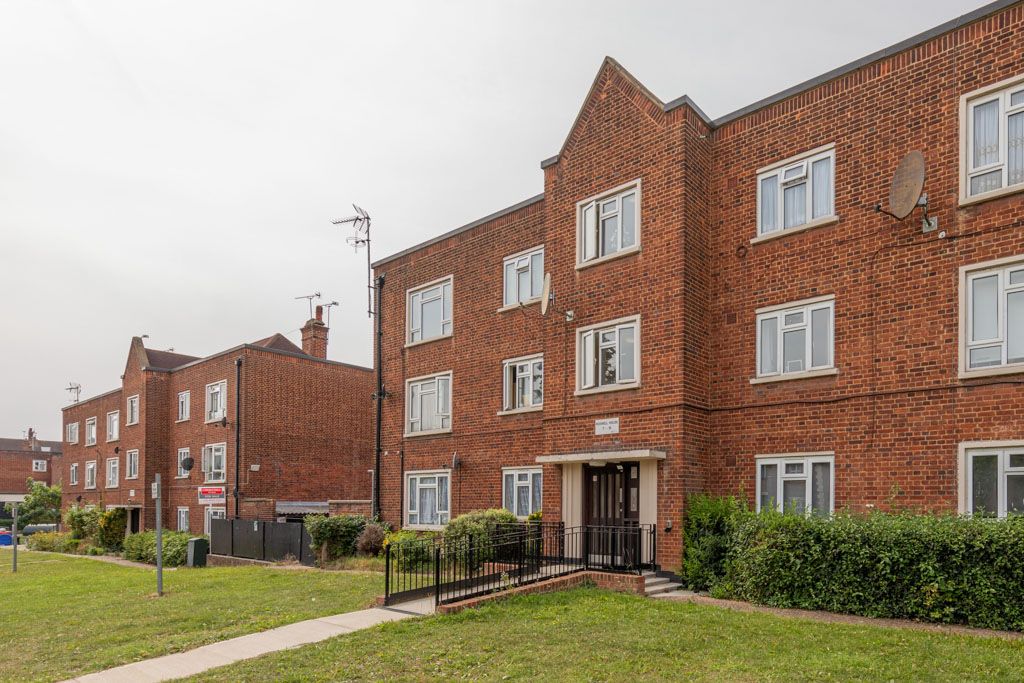 2 bed flat for sale in Valley Hill, Loughton, Essex IG10, £280,000 - Zoopla