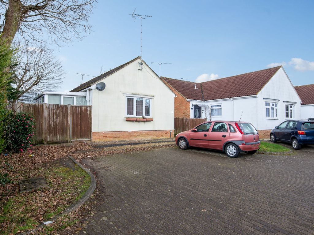 2 Bed Semi Detached Bungalow To Rent In Caroline Court Crawley Rh11 £