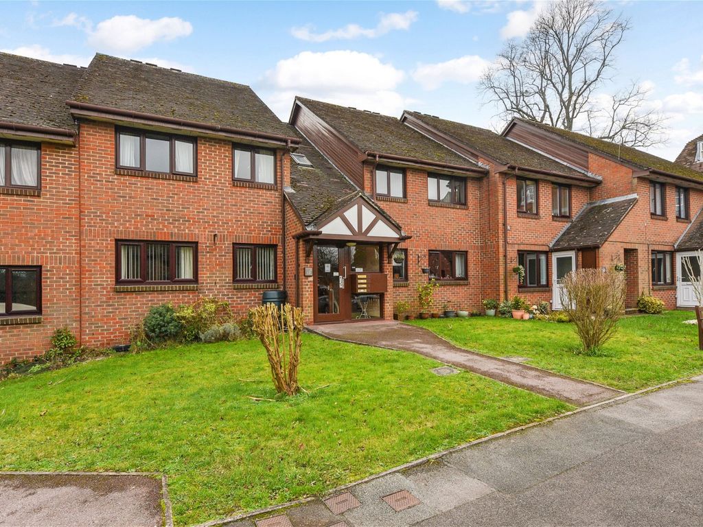 2 bed flat for sale in Adams Way, Alton GU34, £85,000 - Zoopla