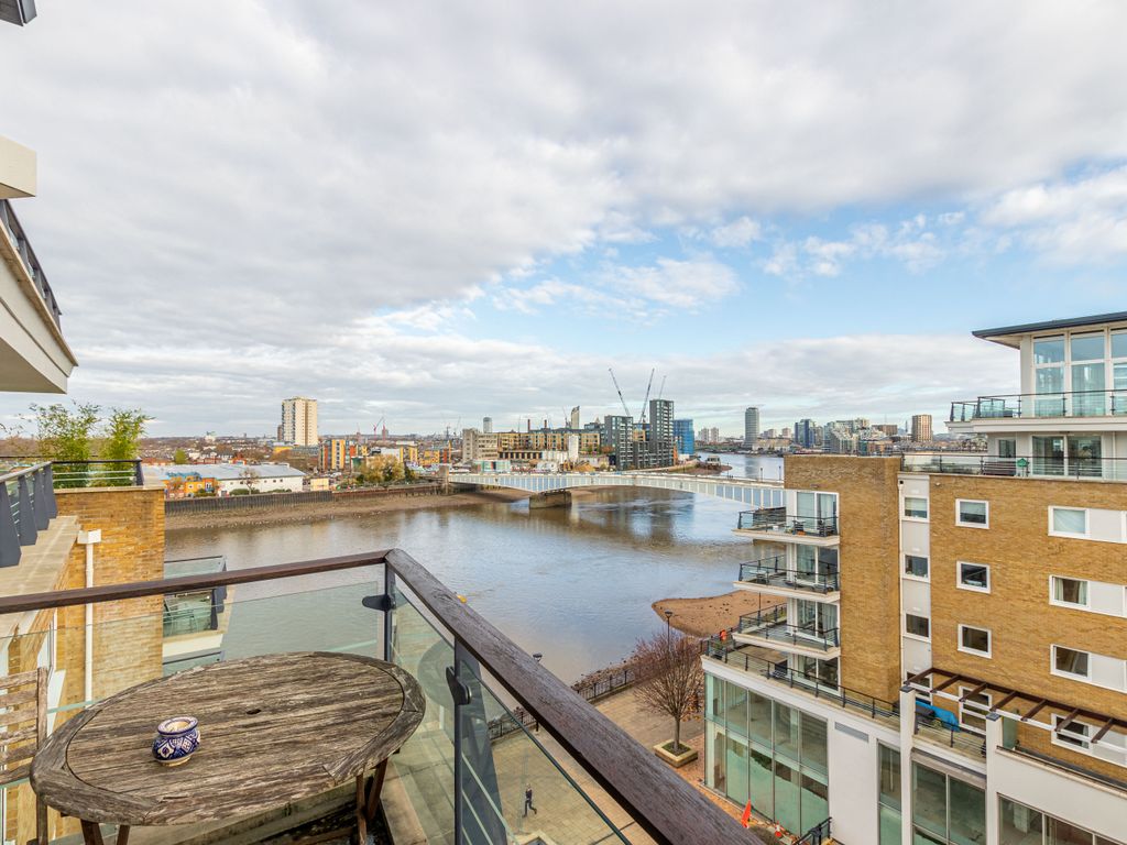 2 bed flat to rent in Smugglers Way, London SW18 - Zoopla