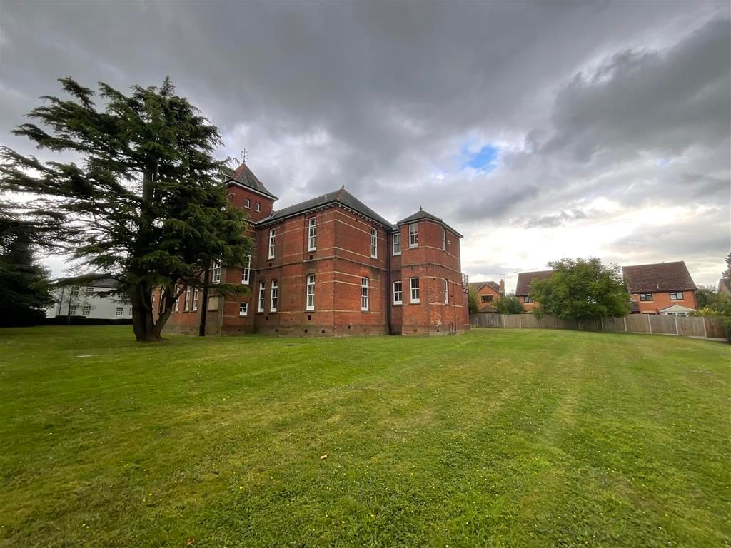 2 bed flat for sale in Oak Tree Way, Horsham, West Sussex RH13, £ ...