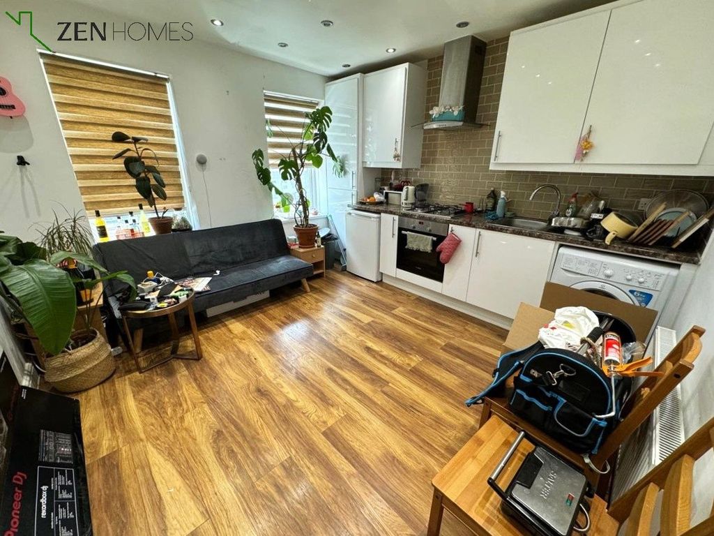 2 bed flat to rent in Cambridge Heath Road, London E2, £1,950 pcm - Zoopla