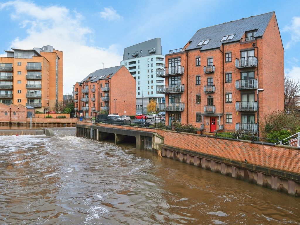 2 bed flat for sale in Turlow Court, Leeds LS9, £270,000 - Zoopla
