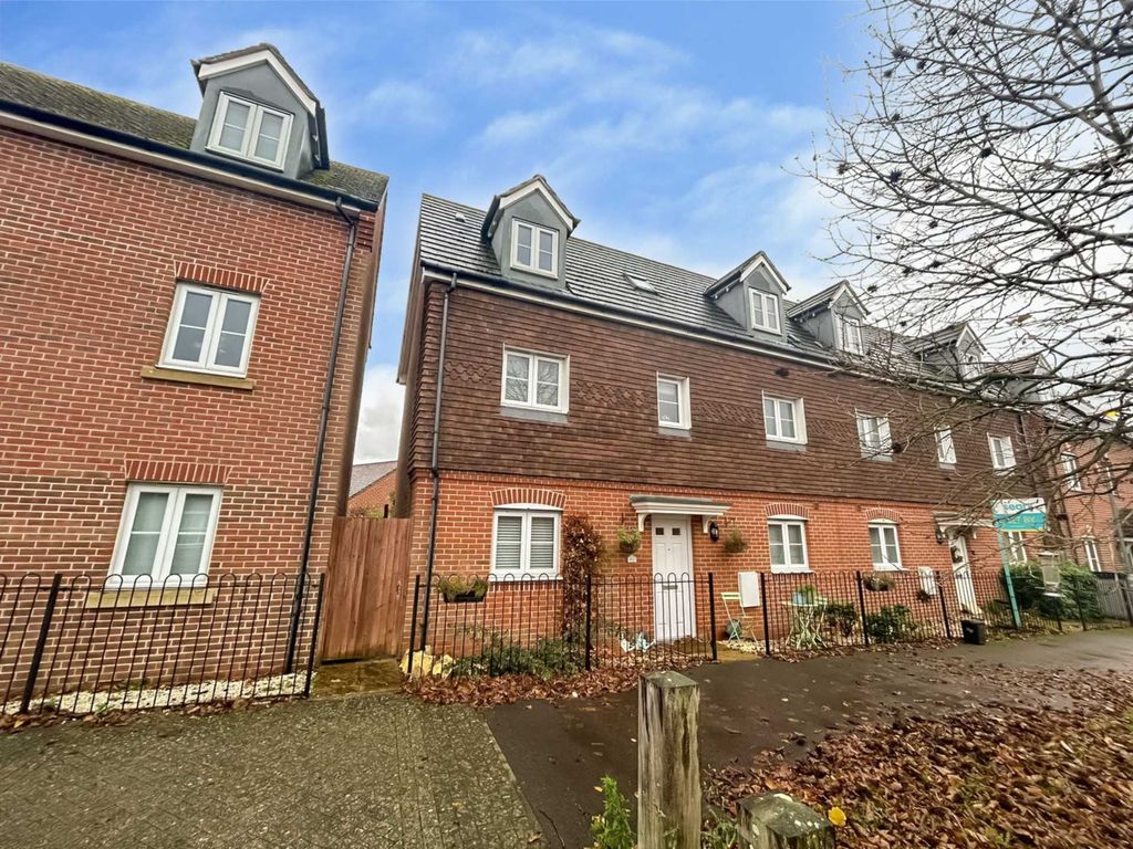 4 Bed Semi Detached House To Rent In Sparrowhawk Way Bracknell Rg12 £