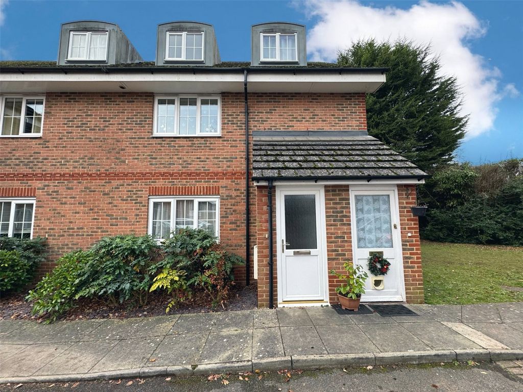 2 Bed Maisonette For Sale In The Covert Farnborough Hampshire Gu14 £