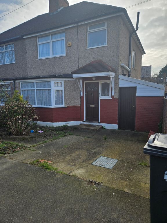 3 Bed Semi Detached House To Rent In Hounslow Gardens Hounslow Tw3 £