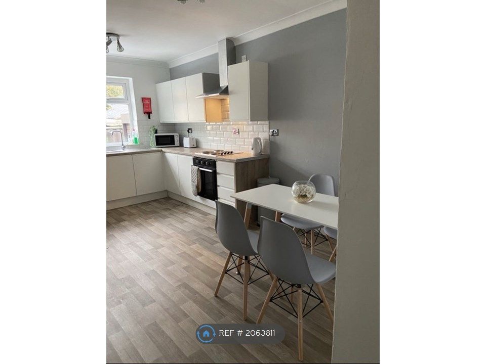 Room to rent in Dale Street, Milnrow OL16, £545 pcm - Zoopla