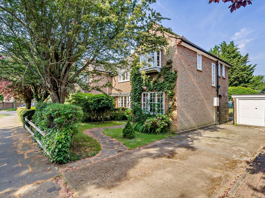 3 Bed Semi Detached House For Sale In Hallam Gardens Hatch End Pinner